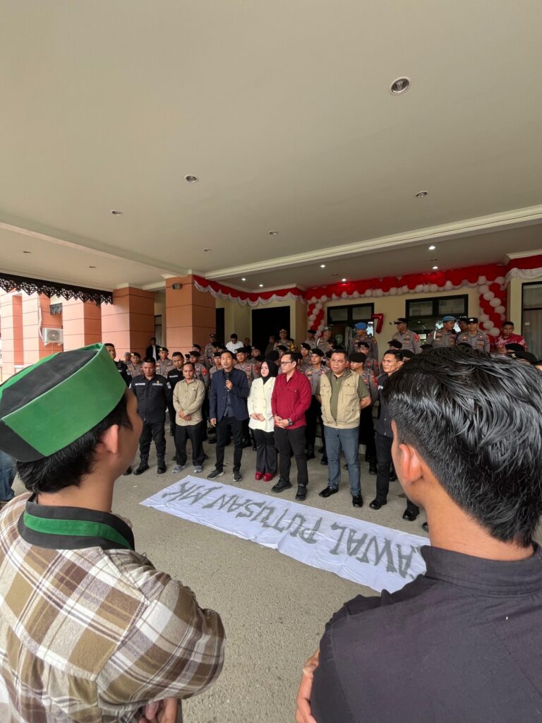 Kawal Putusan MK, Puluhan Mahasiswa Demo di Kantor DPRD Kukar - Urban Kaltim